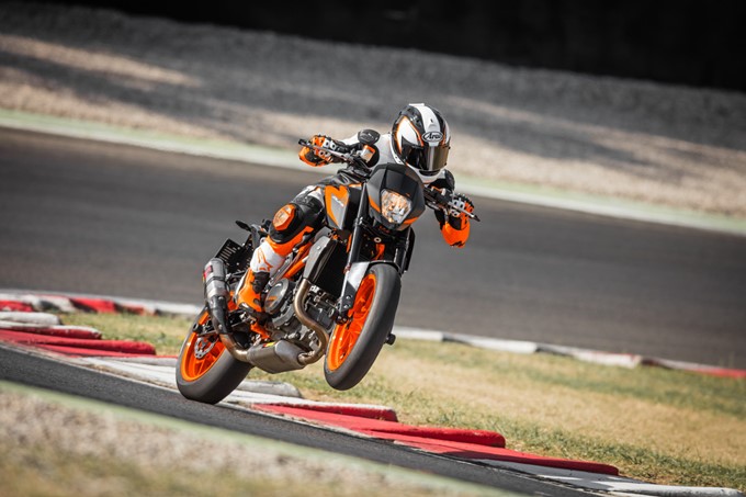 2017 KTM Duke 690 R Images [HD]: Photo Gallery of 2017 KTM Duke 690 R ...
