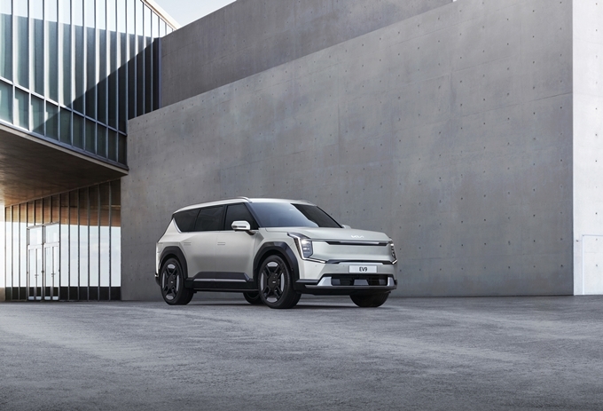 Kia EV9 Images [HD]: Kia EV9 Interior & Exterior Photo Gallery - DriveSpark