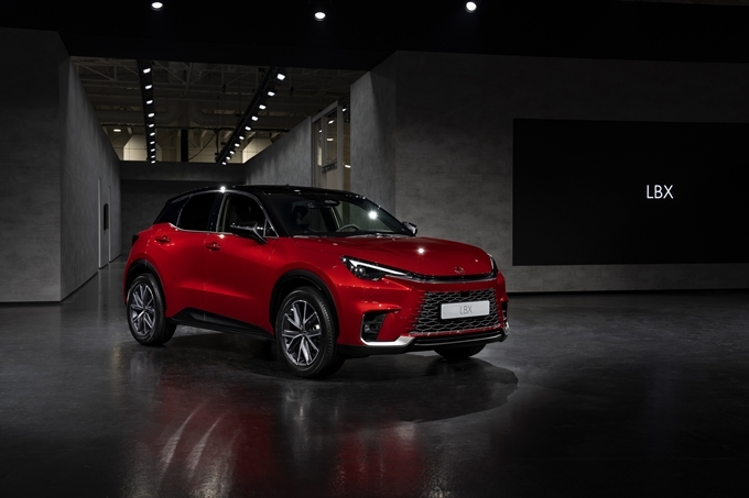 Lexus LBX Images [HD]: Lexus LBX Interior & Exterior Photo Gallery ...