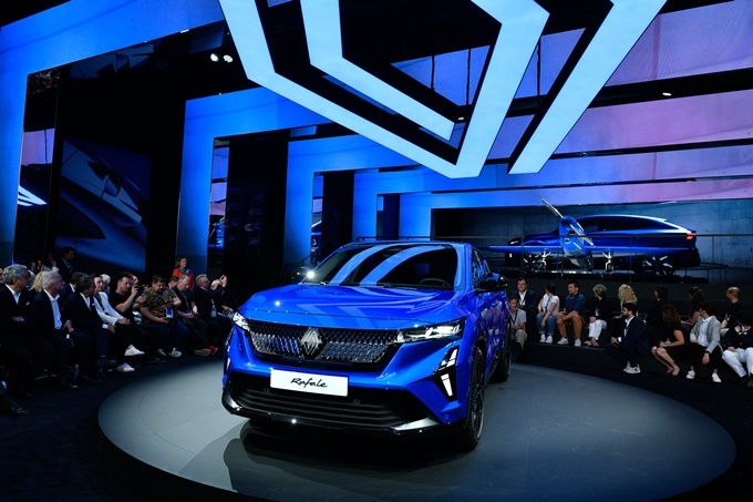 Renault Rafale Images [HD]: Renault Rafale Interior & Exterior Photo ...