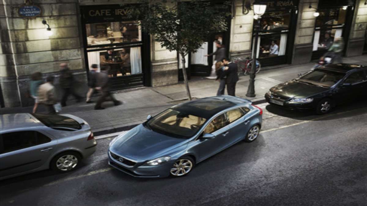 Volvo | V40 Cross Country | Parking Pilot: How It Works - DriveSpark News