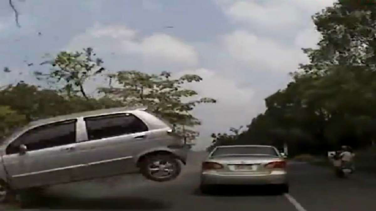Scary Accident | Daewoo Flies Into Another Car In Taiwan | Off Beat ...