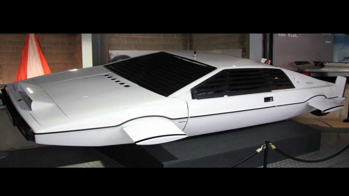 James Bond Lotus Esprit Submarine Auctioned For $1 Million - DriveSpark
