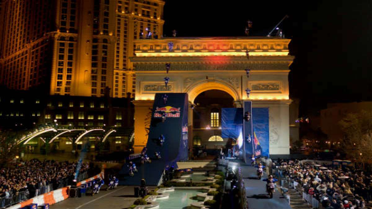 Robbie Maddison Jumps Of Arc De Triomphe At Paris Las Vegas - DriveSpark