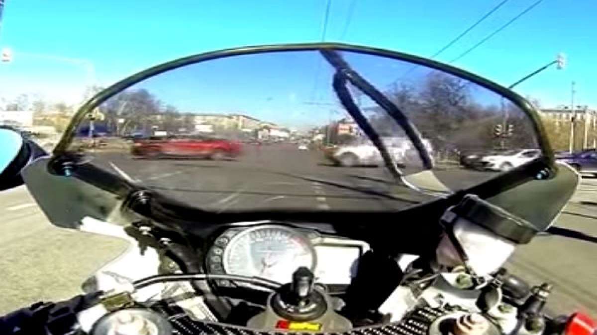 Lane Splitting: How Not To Do It - DriveSpark