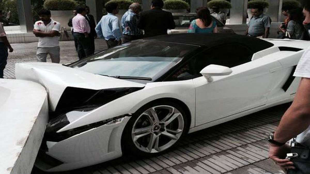 Lamborghini Crashed In New Delhi By Hotel Valet - DriveSpark
