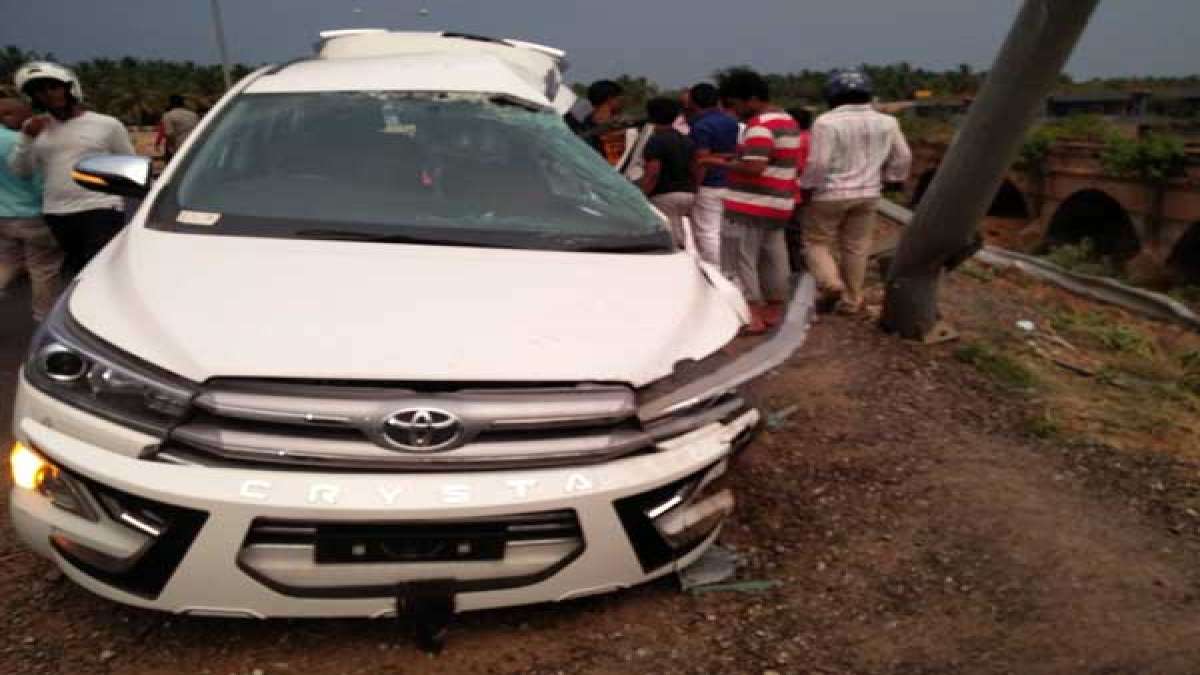 Overspeeding Toyota Innova Crysta Crashes Due To Narrow Bridge - DriveSpark