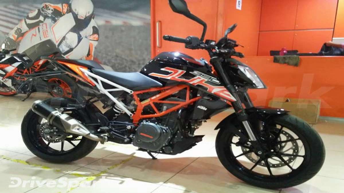 KTM Duke 390 Gets Custom Paint Job From Showroom - DriveSpark