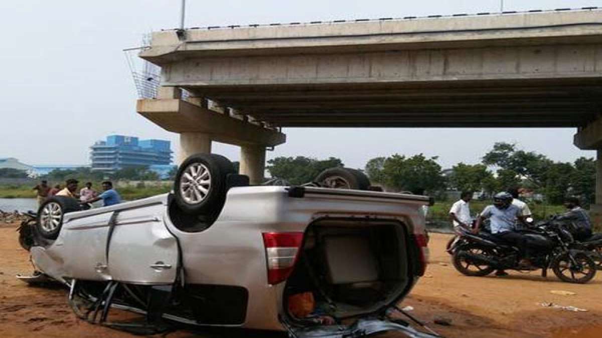 Toyota Innova Crashes From An Incomplete Flyover Near Chennai - DriveSpark