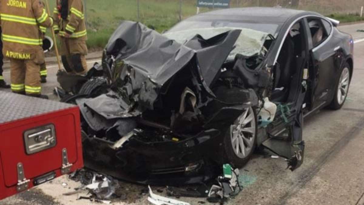 A Tesla Model S Crashes Into A Fire Engine: The Latest Tesla Model S ...