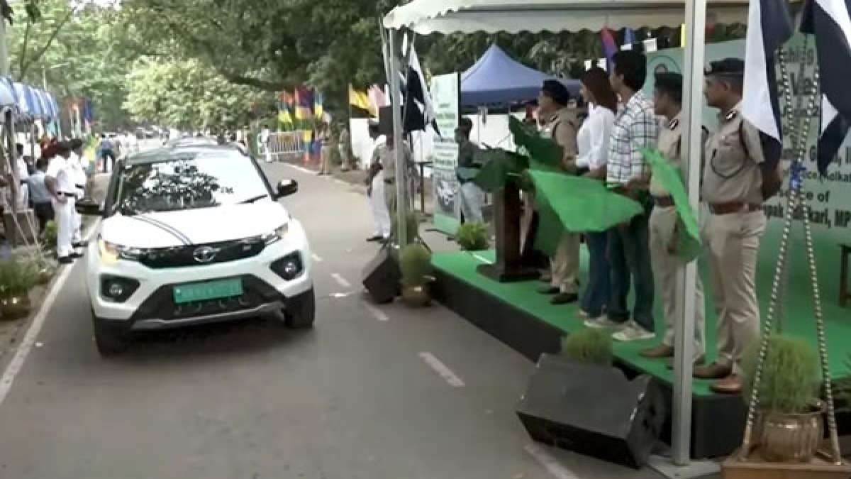 17 Tata Nexon EVs Delivered To Kolkata Police - Fleet Now Numbers 243 ...
