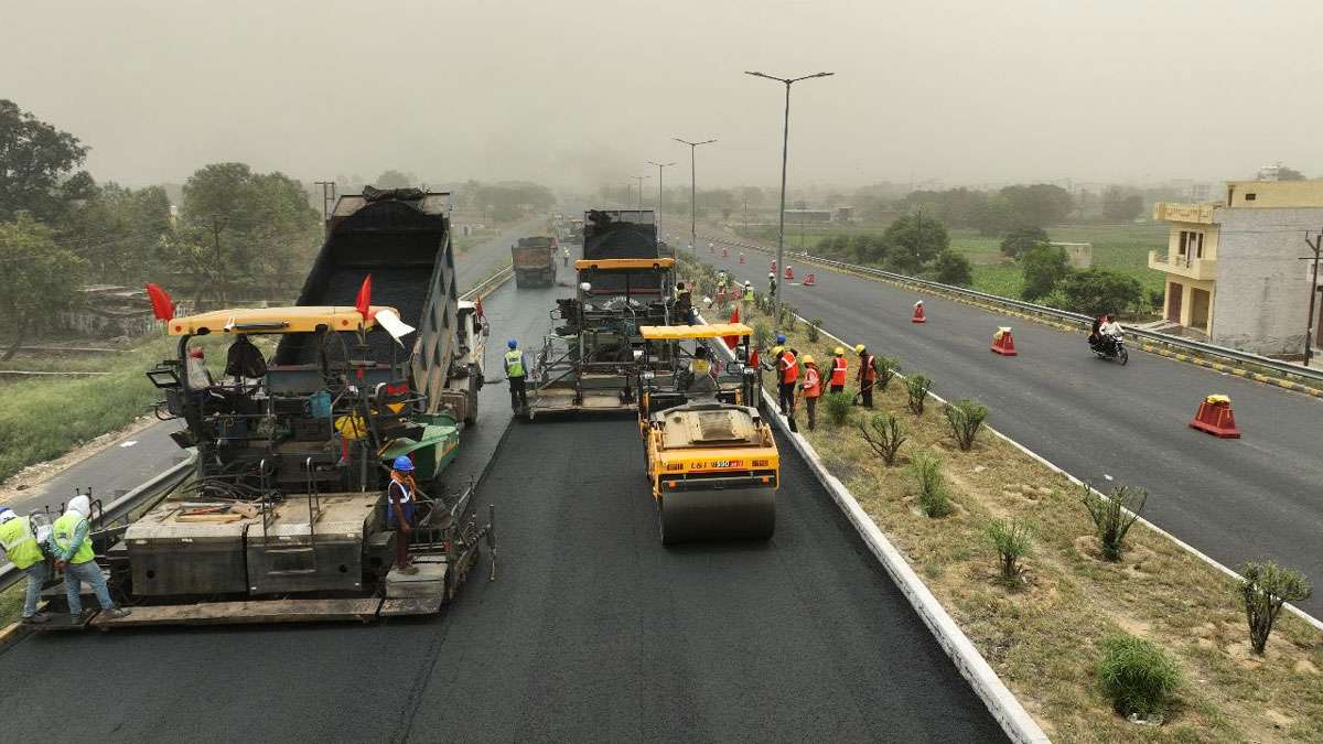 NHAI Lays 100Km Expressway In 100 Hours Sets World Record DriveSpark nhai-lays-100km-expressway-in-100-hours-sets-world-record-drivespark