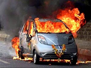Tata Nano Fire | Accident | Delhi | Totally Burnt Down | Passengers ...