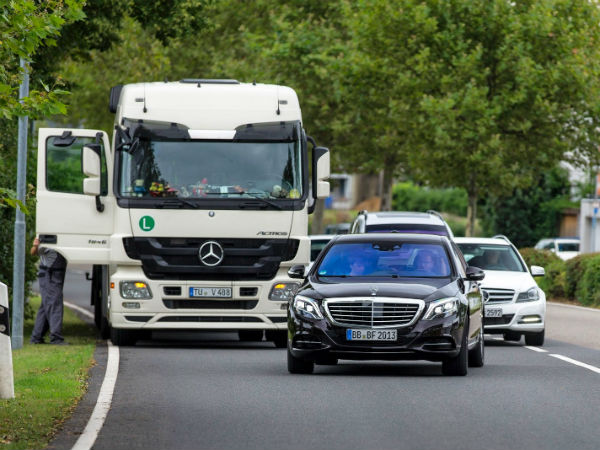 Mercedes-Benz S-Class Intelligent Drive Autonomous Car Demonstrated ...