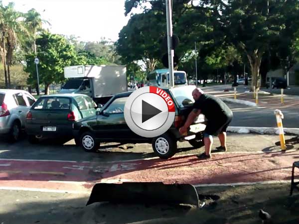 Cyclist Gets Rid Of A Car That Obstructs His Path - DriveSpark