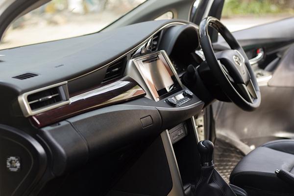 Toyota Innova Crysta Automatic Test Drive Review - DriveSpark Reviews