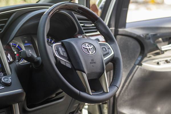 Toyota Innova Crysta Automatic Test Drive Review - DriveSpark Reviews