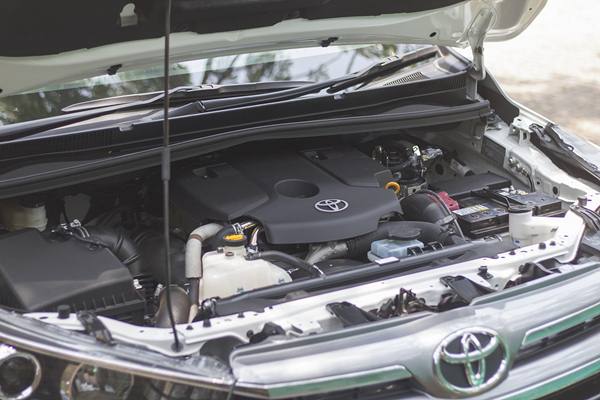 Toyota Innova Crysta Automatic Test Drive Review - DriveSpark Reviews