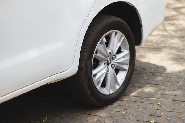 Toyota Innova Crysta Automatic Test Drive Review - DriveSpark Reviews