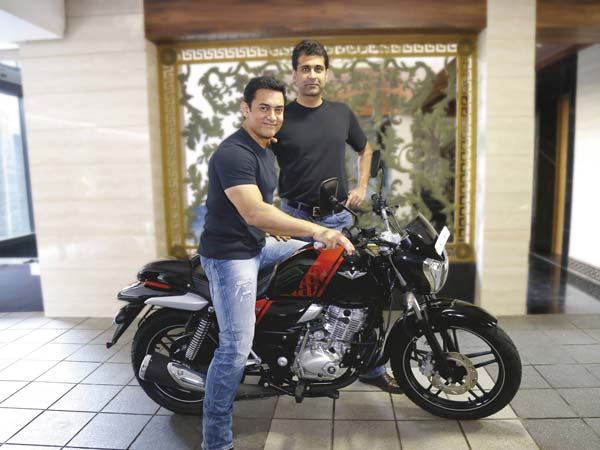 Aamir Khan Takes Delivery Of Special Bajaj V Motorcycle - DriveSpark News