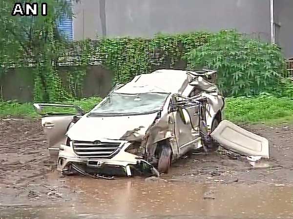 Toyota Innova Crashes Killing Three And Injuring Two In Mumbai - DriveSpark