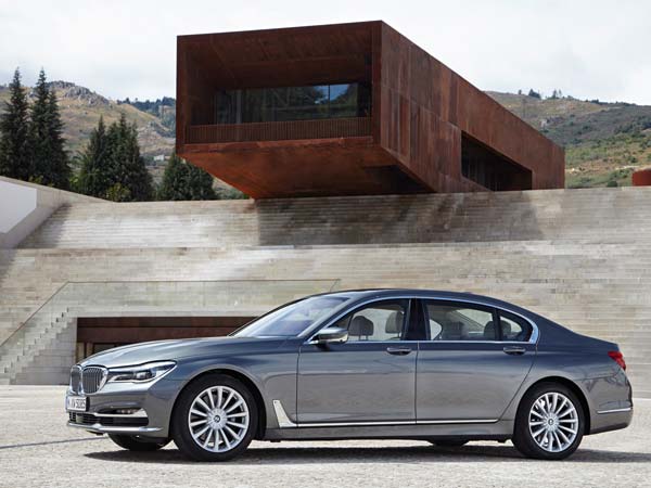 BMW To Showcase Innovative Technology At Paris Motor Show - DriveSpark News