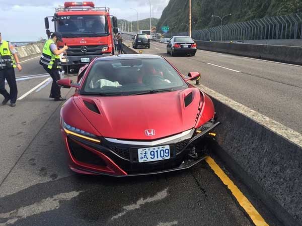 Very First Honda NSX Crash Recorded In Taiwan - DriveSpark
