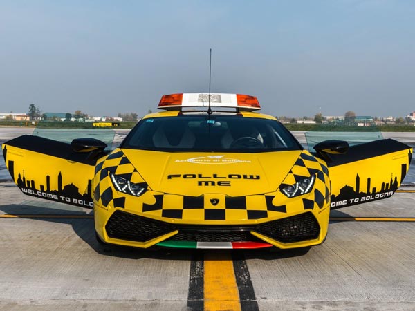 Lamborghini Huracan Is The Follow Me Vehicle For Airplanes At Bologna ...