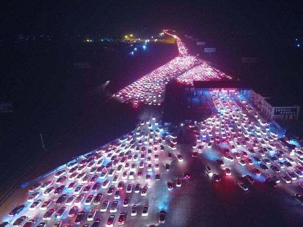 China Experiences 50KM Long Traffic Jam - DriveSpark