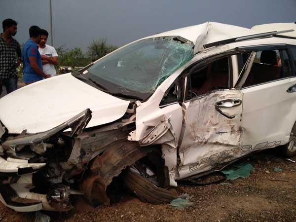 Overspeeding Toyota Innova Crysta Crashes Due To Narrow Bridge - DriveSpark