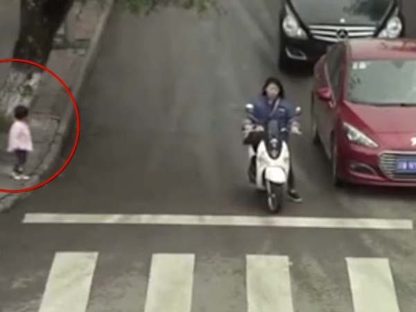 Child Run Over By Two Cars; Escapes Unharmed - DriveSpark