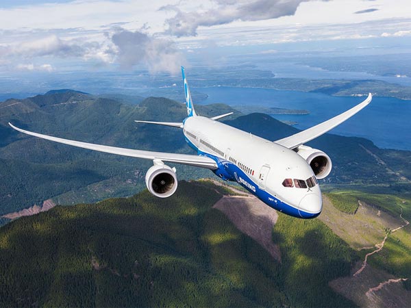 Boeing-787 Dreamliner Draws Its Own Outline Over The US During 17-hour ...