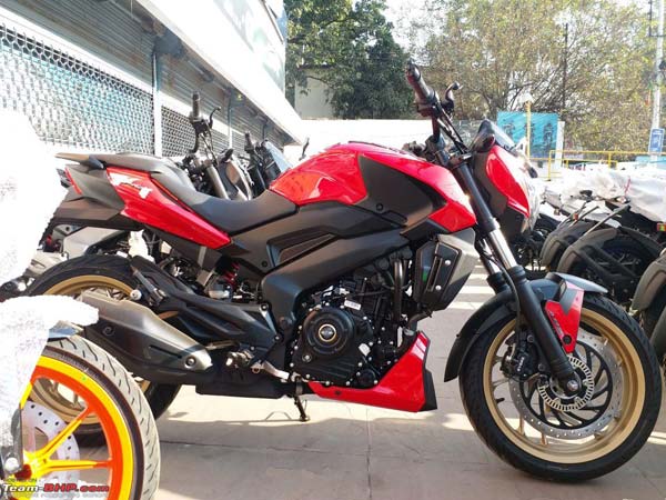 2018 Bajaj Dominar 400 Spotted At Dealership - DriveSpark News