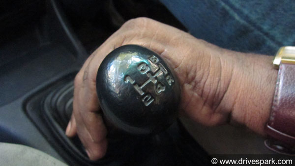 Neutral Or First Gear At Traffic Signals? — We Explain - DriveSpark News