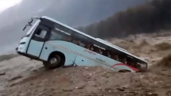 Manali Floods: Tourist Bus Falls Into Beas River — Watch The Shocking Video Of The Manali Bus ...