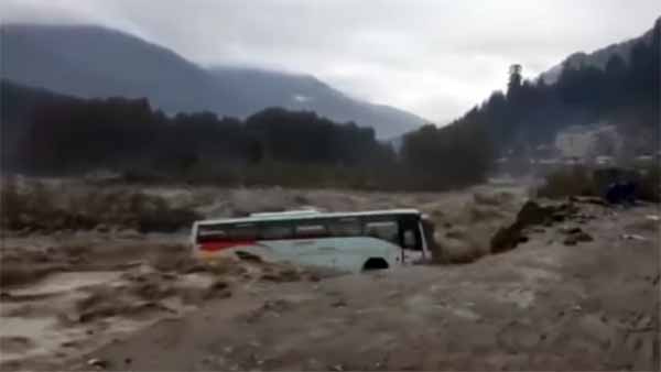 Manali Floods: Tourist Bus Falls Into Beas River — Watch The Shocking Video Of The Manali Bus ...