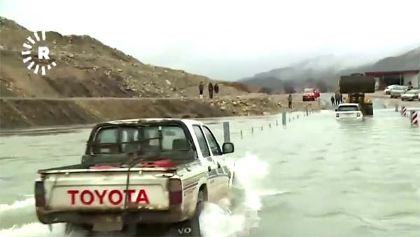 Range Rover Vs Toyota Hilux Pickup (Video): Water Defeats The British ...