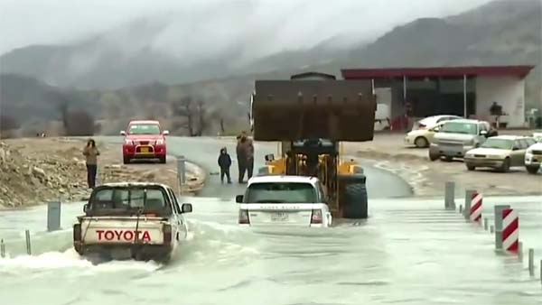 Range Rover Vs Toyota Hilux Pickup (Video): Water Defeats The British ...