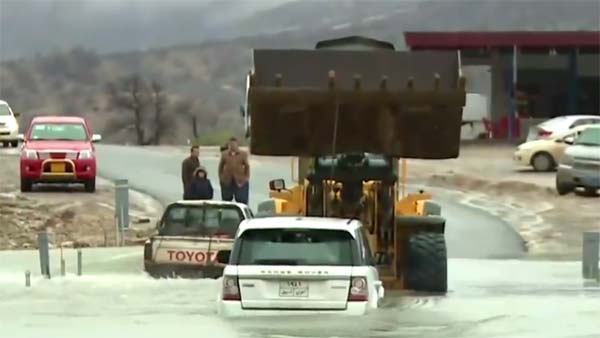 Range Rover Vs Toyota Hilux Pickup (Video): Water Defeats The British ...