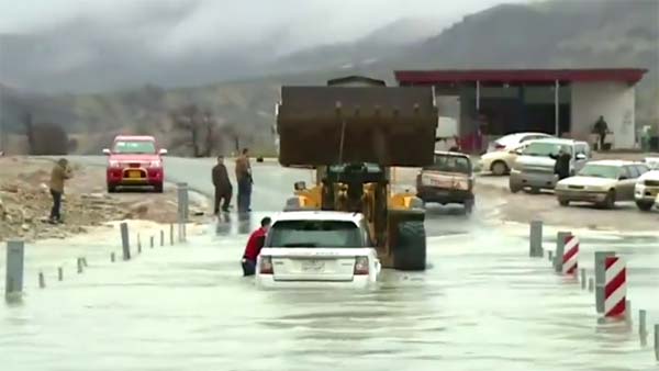 Range Rover Vs Toyota Hilux Pickup (Video): Water Defeats The British ...