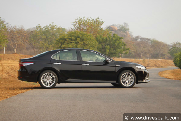 Review: 2019 Toyota Camry Hybrid First Drive — Performance, Specs, Key ...