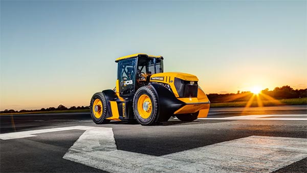 JCB Tractor Top Speed Of 166kmph Set By Guy Martin - DriveSpark News