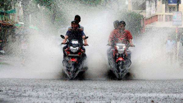 Top Tips For Motorcycle Riding In The Rain - DriveSpark