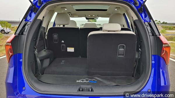 Mahindra XUV700 Review: Design, Specs, Performance, Interiors, Features & Other Details ...