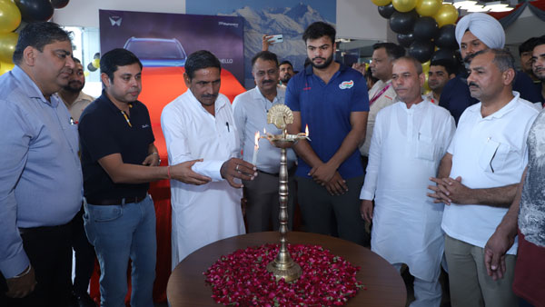 Mahindra XUV700 Gold Edition Delivered To Paralympic Gold Medalist ...