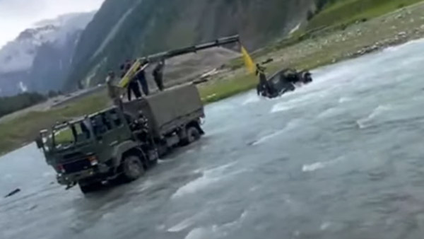 Indian Army Truck Rescues Gypsy Stuck In Sindh River: Tourists Lifted ...