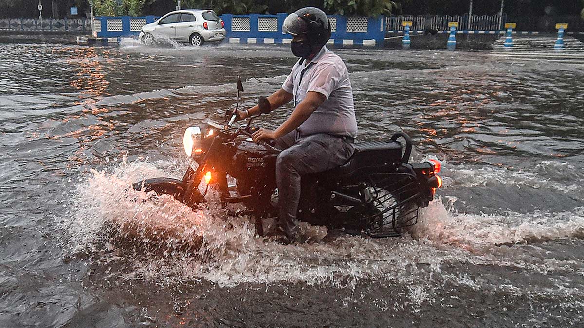 Essential Guidelines For Riding Your Two-Wheeler During Monsoons - Must ...