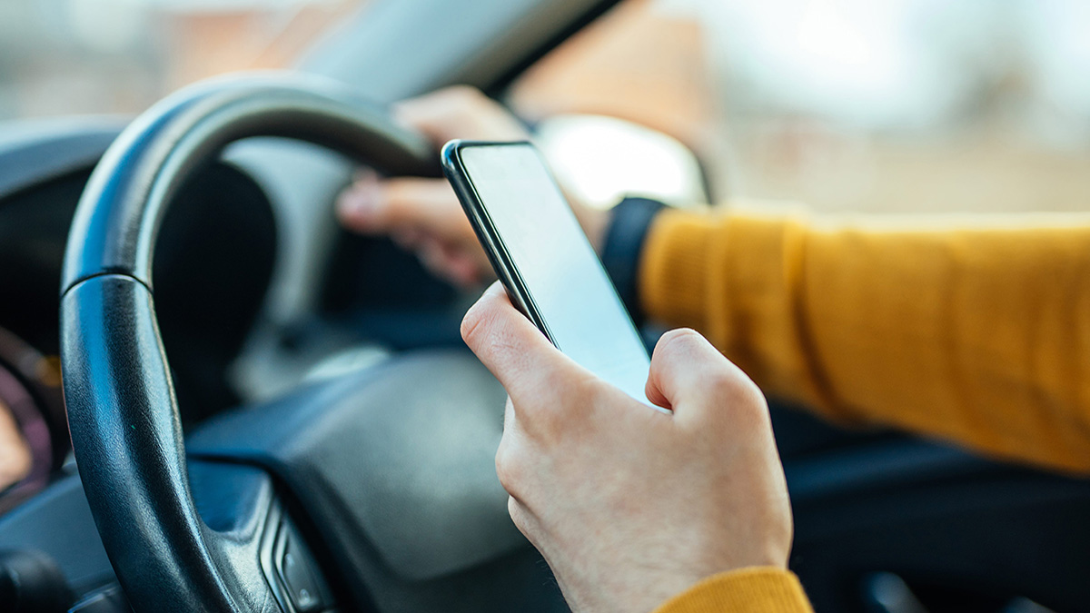 Motor Vehicles Act: Phone Use While Driving In India - DriveSpark News