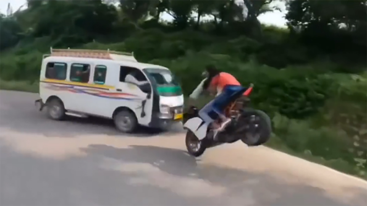 KTM Bike Stunt Mishap Leads To Collision With Mini Van - DriveSpark
